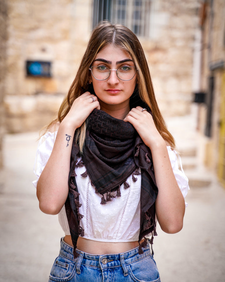 How to Wear the Kufiya, Keffiyeh, Shemagh – Hirbawi Kufiya