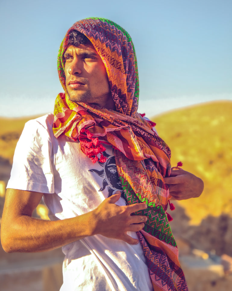 15 Ways to Wear a Keffiyeh & Shemagh (PHOTOS) – Kufiya.org