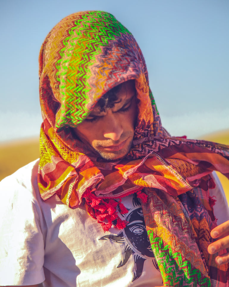 15 Ways to Wear a Keffiyeh & Shemagh (PHOTOS) – Kufiya.org