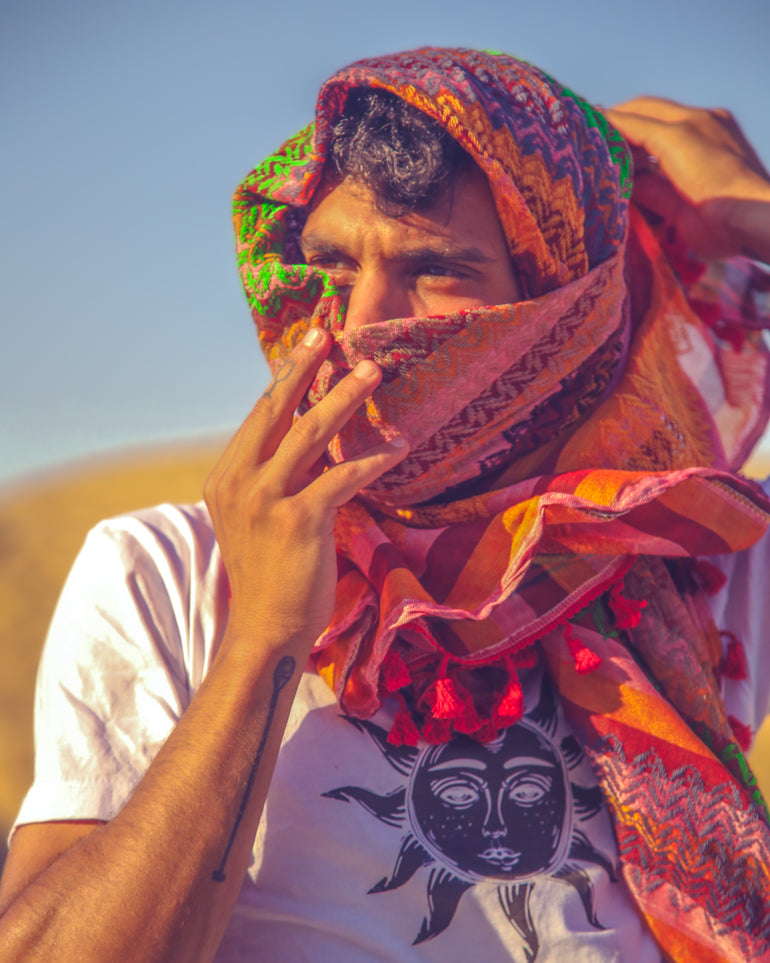 15 Ways to Wear a Keffiyeh & Shemagh (PHOTOS) – Kufiya.org